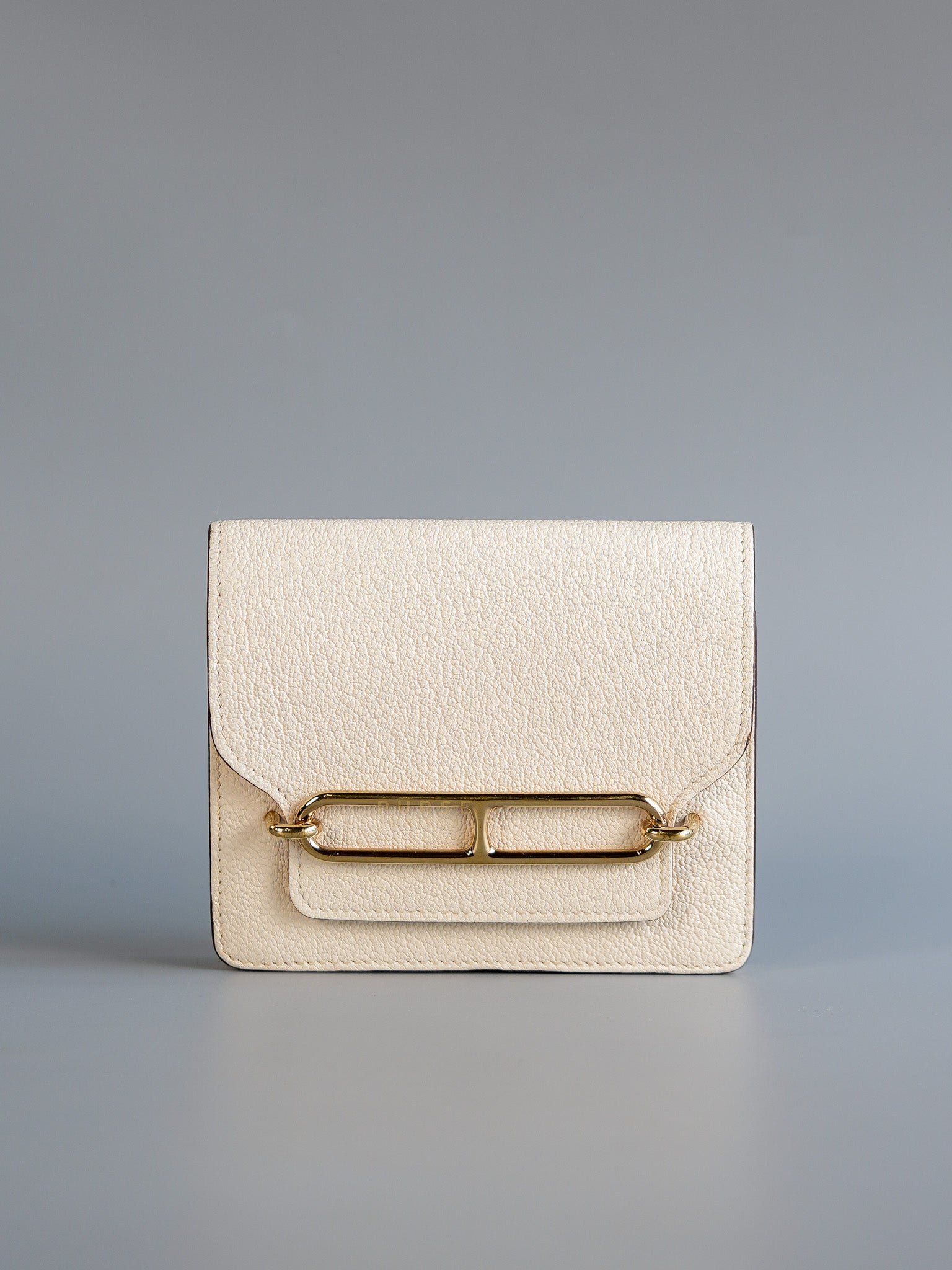 Roulis Slim Compact in Nata Chevre Mysore Leather Stamp